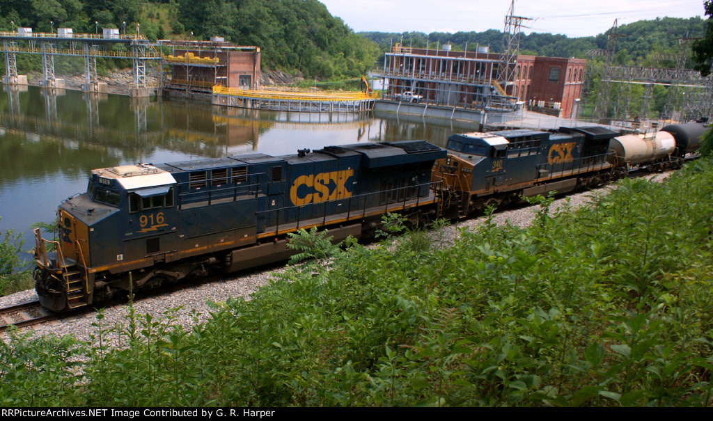 CSXT 916 on empty ethanol train, K60914.